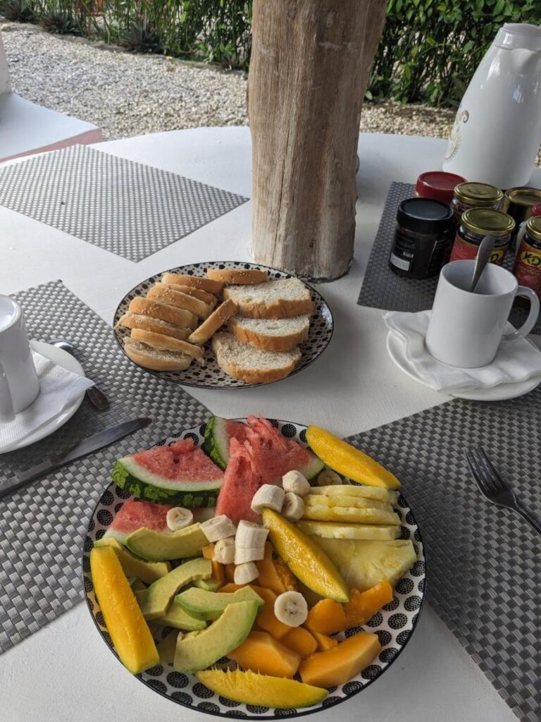 10 Best Tips How To Eat Cheap While Traveling