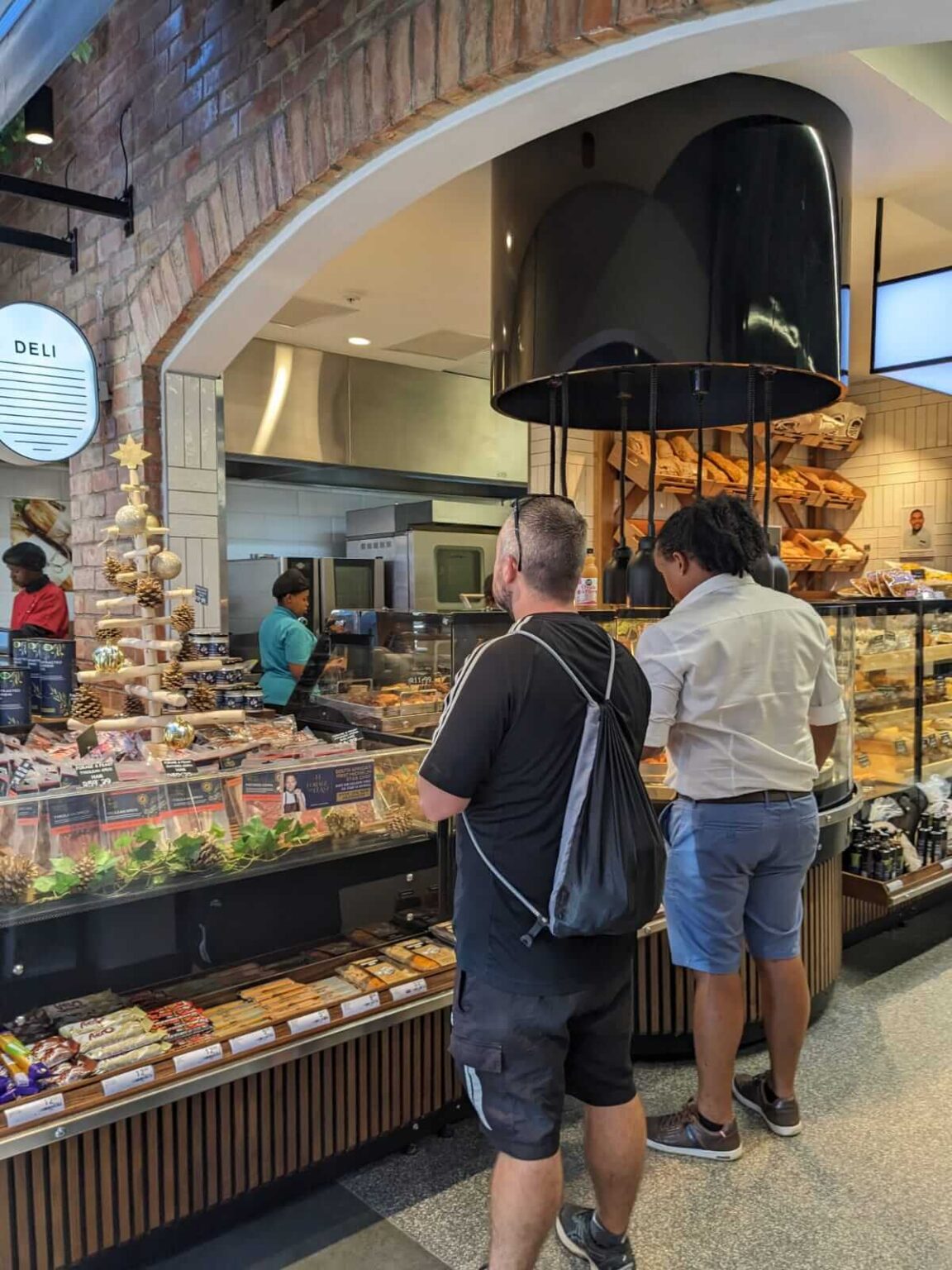 10 Best Tips How To Eat Cheap While Traveling